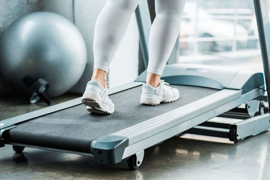 30 Minute Beginner Treadmill Workout - Snacking in Sneakers