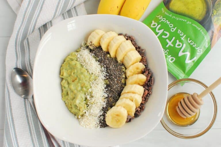 Creamy Matcha Oatmeal - Snacking in Sneakers