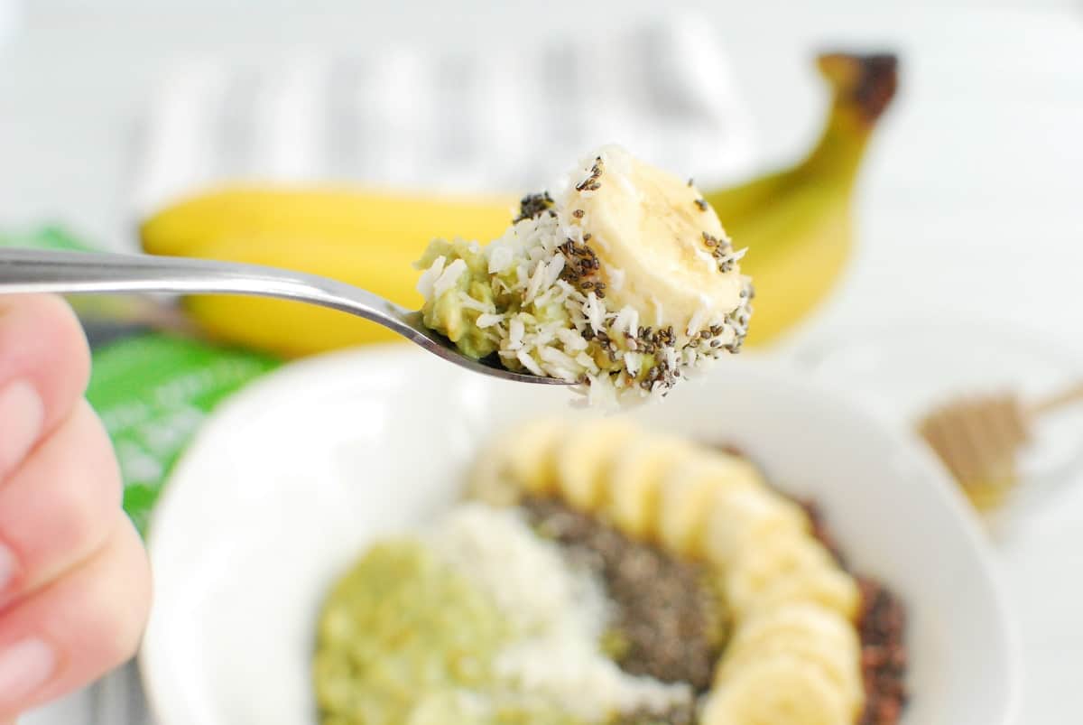 Creamy Matcha Oatmeal - Snacking in Sneakers