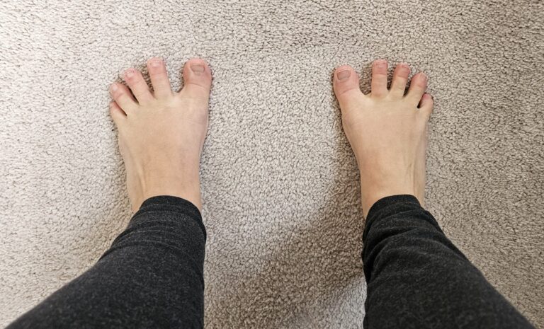 6 Helpful Foot Stretches for Runners - Snacking in Sneakers
