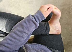 6 Helpful Foot Stretches for Runners - Snacking in Sneakers